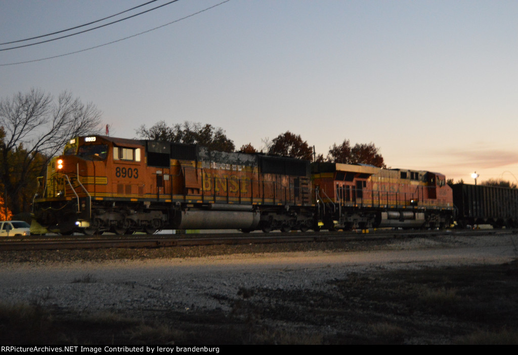 BNSF 8903 stopped at the yard office